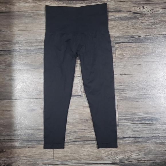 SPANX | Pants & Jumpsuits | Spanx Assets Capri | Poshmark